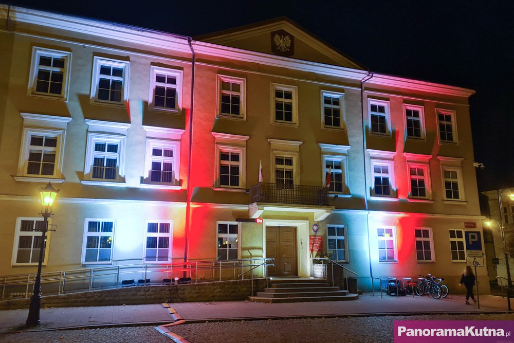 (ZDJĘCIA) Biało-czerwona iluminacja na Urzędzie Miasta Kutno ...